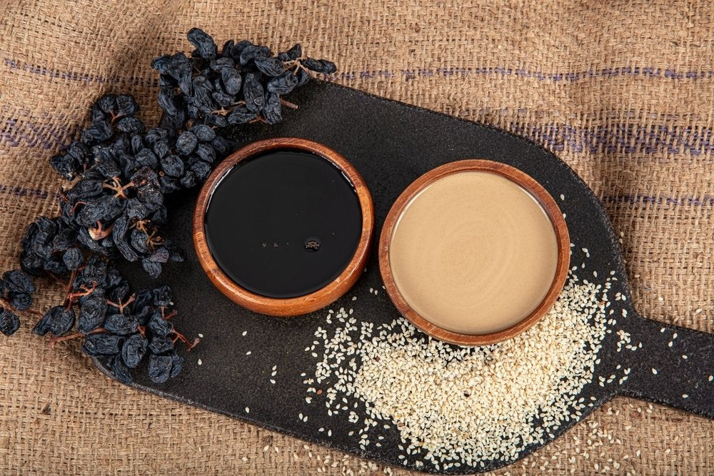 Dates Powder vs Molasses: 6 Key Differences for Better Baking